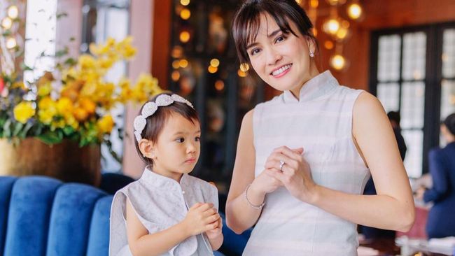 Tabrak Warna hingga Elegan, Intip 5 Inspirasi Outfit Imlek Favorit dari ...