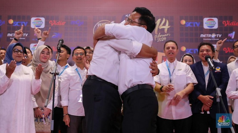 Momen Anies-Cak Imin Pelukan Erat Usai Debat Cawapres Momen Anies-Cak Imin Pelukan Erat Usai Debat Cawapres
