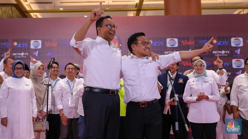 Momen Anies-Cak Imin Pelukan Erat Usai Debat Cawapres Momen Anies-Cak Imin Pelukan Erat Usai Debat Cawapres