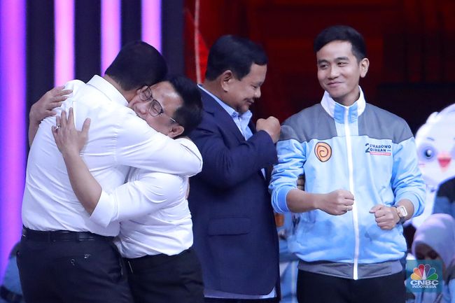 Momen Anies-Cak Imin Pelukan Erat Usai Debat Cawapres Momen Anies-Cak Imin Pelukan Erat Usai Debat Cawapres