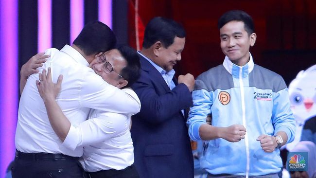 Momen Anies-Cak Imin Pelukan Erat Usai Debat Cawapres Momen Anies-Cak Imin Pelukan Erat Usai Debat Cawapres