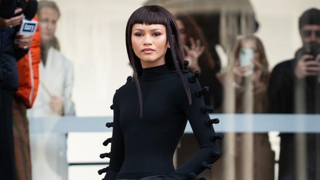 Zendaya Tampil Dramatis Debut Poni Nyentrik di Show Schiaparelli ...