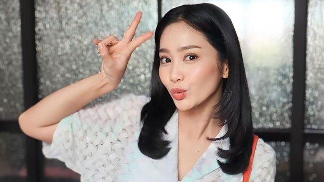 7 Potret Terbaru Bunga Zainal di Usia 36 Tahun, Awet Muda Bun - Foto 1