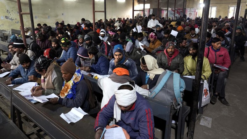 Potret Ratusan Kuli India Ramai-Ramai Daftar Kerja ke Israel