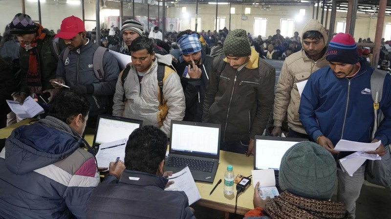 Potret Ratusan Kuli India Ramai-Ramai Daftar Kerja ke Israel