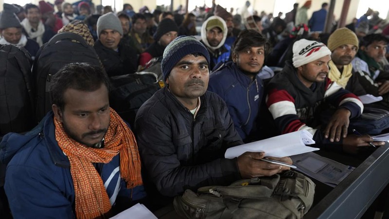 Potret Ratusan Kuli India Ramai-Ramai Daftar Kerja ke Israel