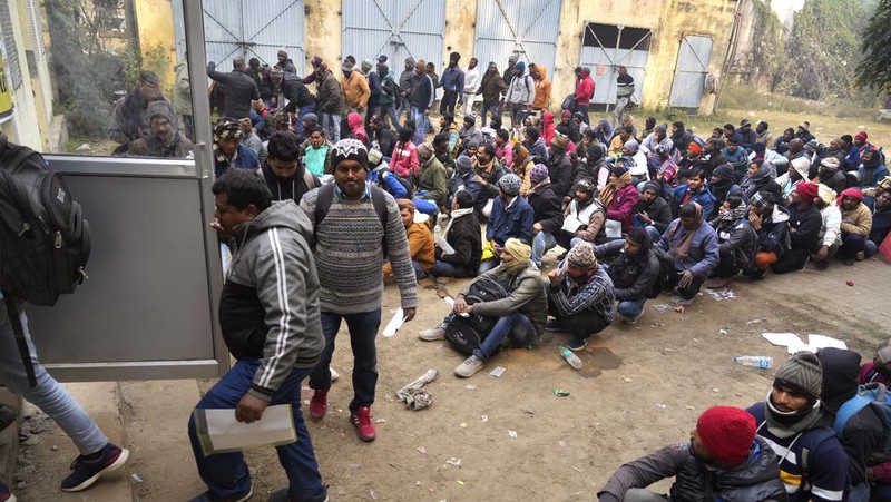 Potret Ratusan Kuli India Ramai-Ramai Daftar Kerja ke Israel