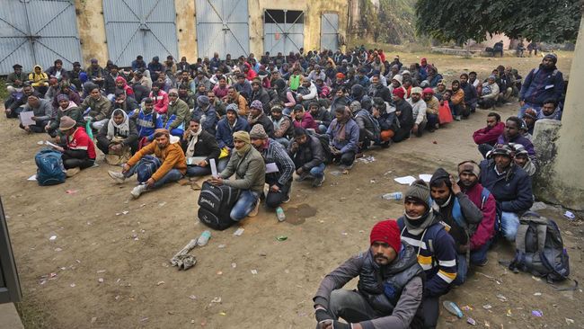 Potret Ratusan Kuli India Ramai-Ramai Daftar Kerja ke Israel