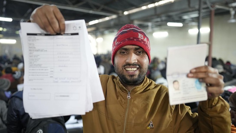 Potret Ratusan Kuli India Ramai-Ramai Daftar Kerja ke Israel