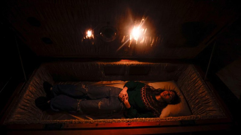 Main Game Teka-Teki dalam Peti Mati, Sensasinya Bikin Takut Gak?