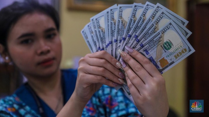 Pegang Dolar dan Emas Sejak Awal Tahun, Lebih Cuan Mana?