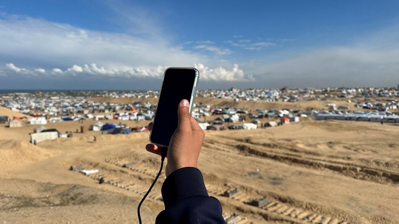 Derita Warga Gaza, Cari Sinyal Sampai Perbatasan Mesir