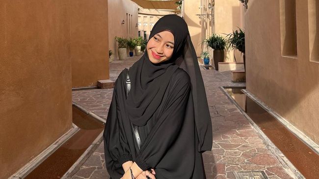 5 Potret Outfit Serba Hitam Adiba Khanza, Bisa Jadi Inspirasi - Foto 1