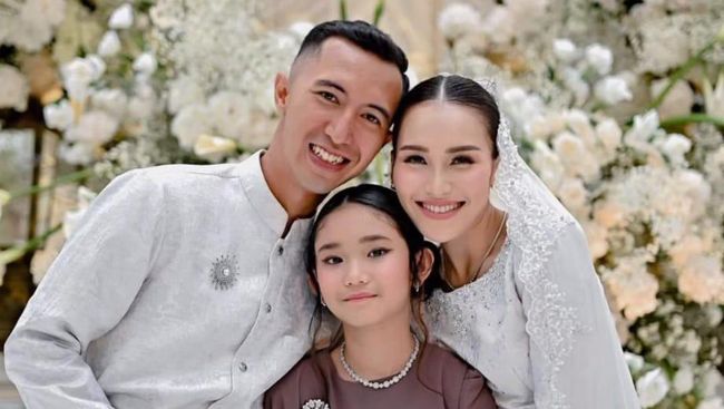 7 Potret Lamaran Ayu Ting Ting dengan Pria yang Dijodohkan Ibunda - Foto 1