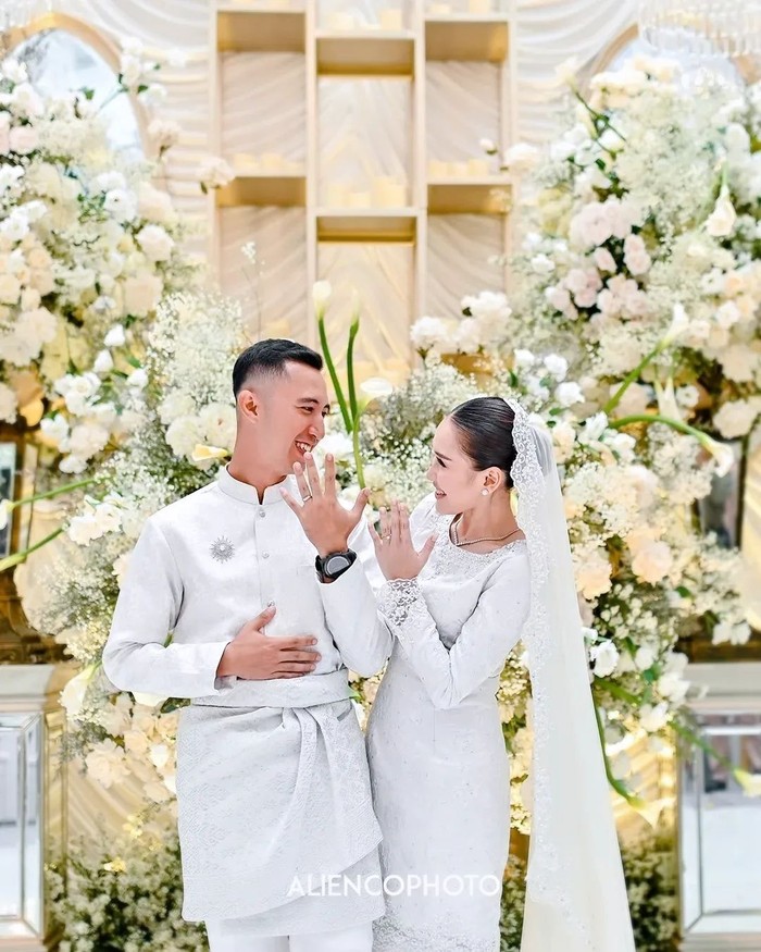 Intip Gaya Ayu Ting Ting Pakai Outfit Serba Putih saat Lamaran Bersama Muhammad Fardana