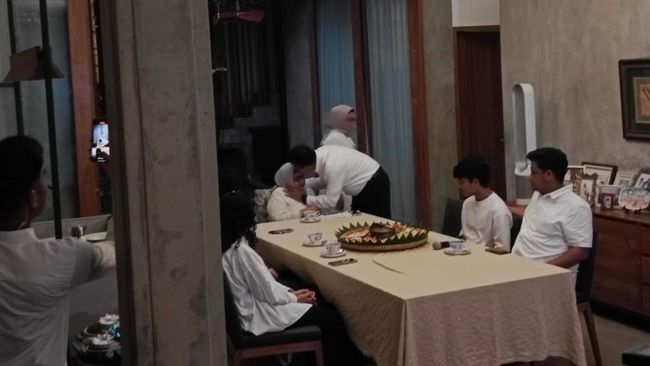 Anies Baswedan Dibekali Doa Ibu Sebelum Nyoblos, Begini Bunyinya