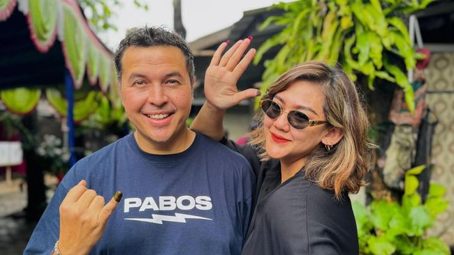 9 Potret Gaya Artis Nyoblos Pemilu 2024, Ada yang Rela Menerobos Hujan Bun - Foto 1