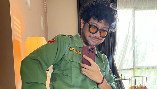 Cerita Lucu Penyanyi Kunto Aji Bertugas Jadi Linmas di TPS Pemilu 2024