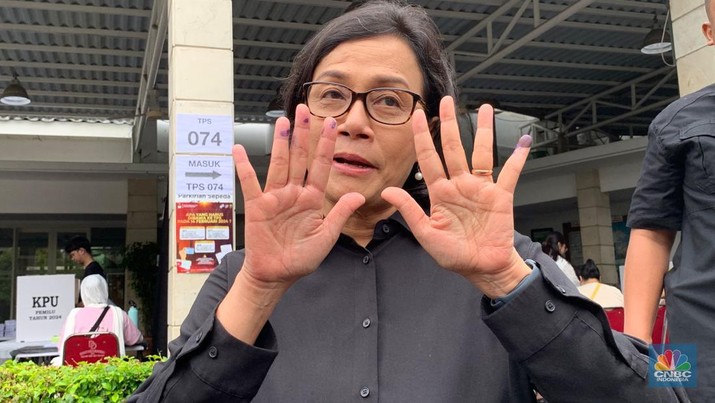 Sri Mulyani, Basuki & Retno Kompak Berbaju Hitam ke TPS, Janjian?