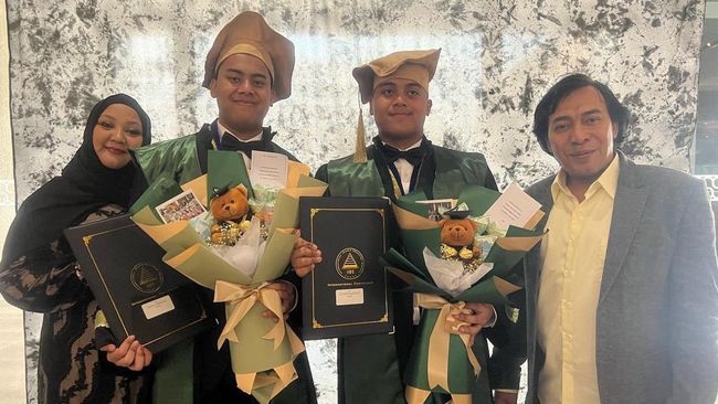 5 Potret Komeng Bersama Istri & Anak Kembarnya, Harmonis & Bahagia - Foto 1