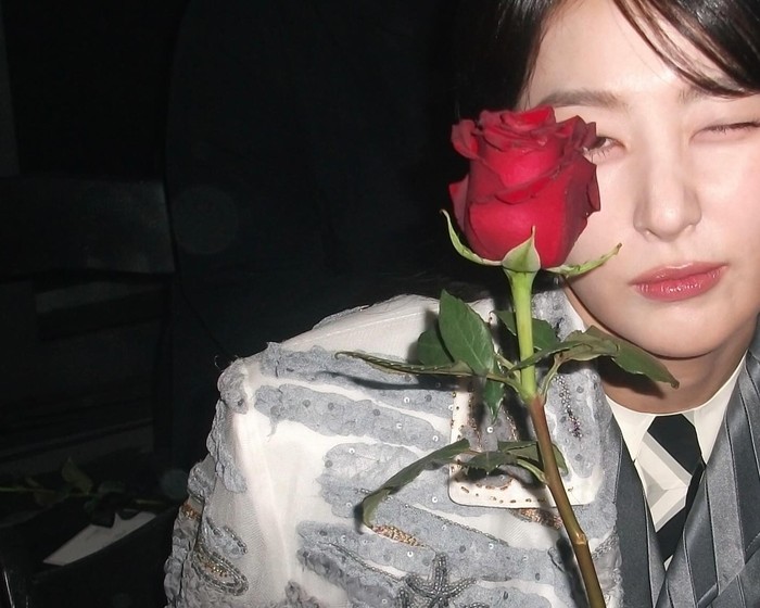 Gaya Seulgi 'Red Velvet' Saat Hadiri Fashion Show Thom Browne di New York Fashion Week - Foto 1