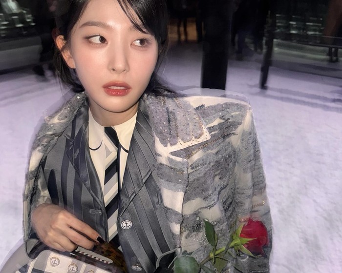 Gaya Seulgi 'Red Velvet' Saat Hadiri Fashion Show Thom Browne di New York Fashion Week - Foto 1