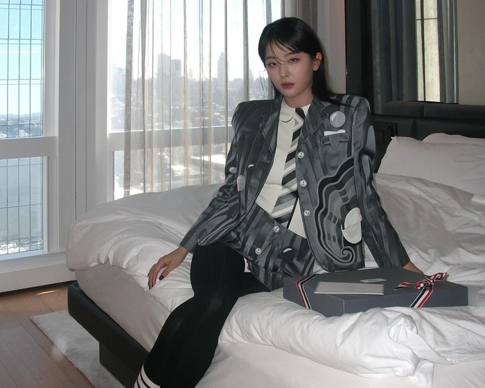 Gaya Seulgi 'Red Velvet' Saat Hadiri Fashion Show Thom Browne di New York Fashion Week - Foto 1