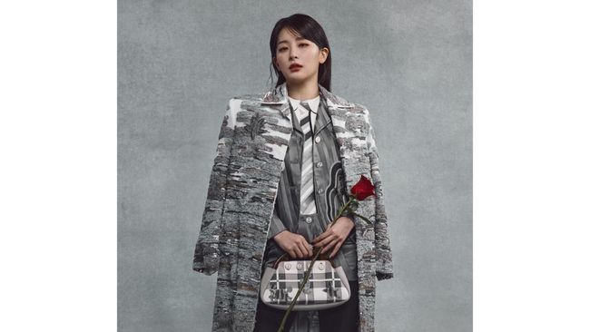 Gaya Seulgi 'Red Velvet' Saat Hadiri Fashion Show Thom Browne di New York Fashion Week - Foto 1