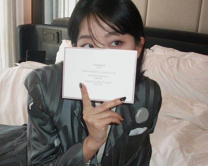 Gaya Seulgi 'Red Velvet' Saat Hadiri Fashion Show Thom Browne di New York Fashion Week - Foto 1