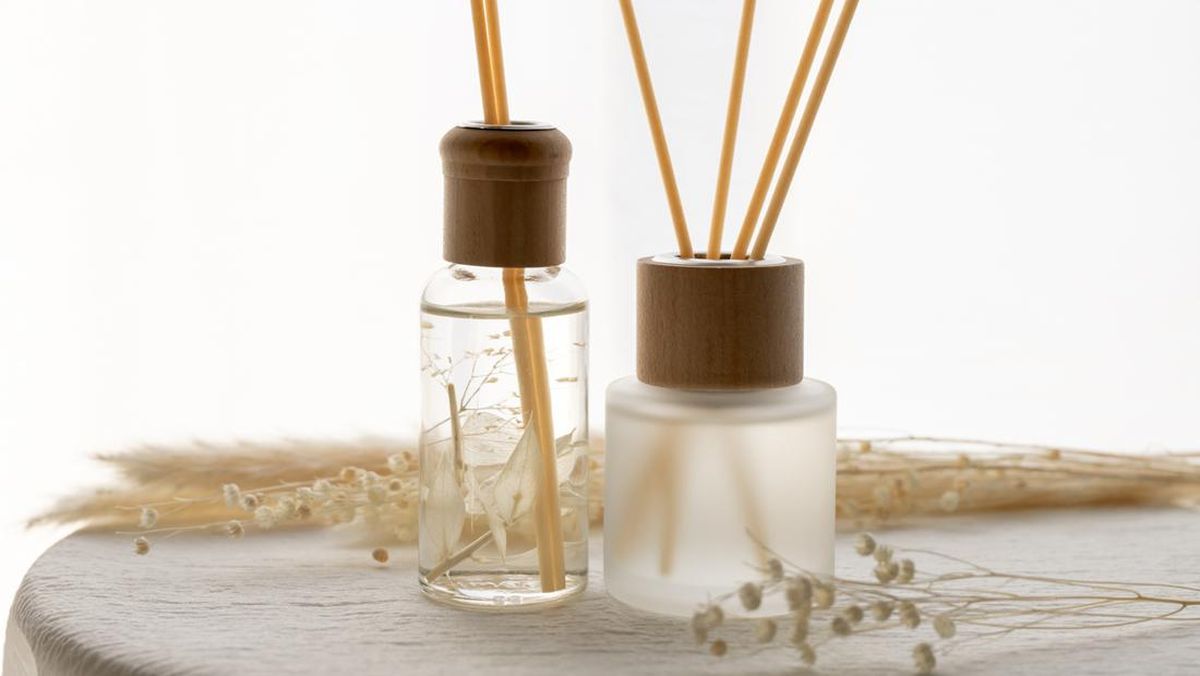 Mana Pengharum Ruangan Terbaik, Reed Diffuser atau Lilin Aromaterapi?