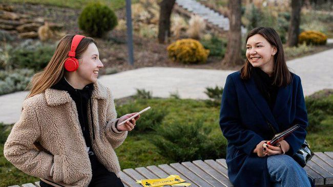 Sederet Manfaat Membangun Percakapan dengan Orang Asing