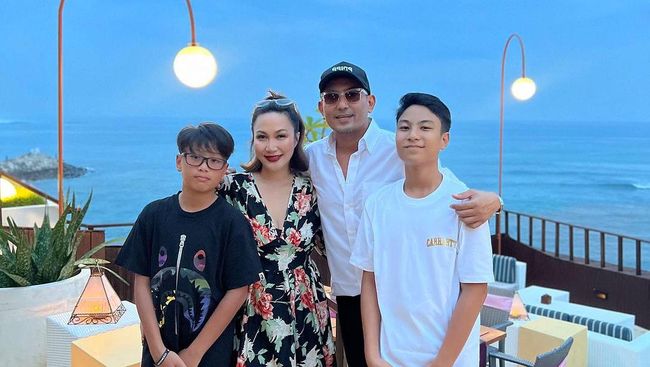 7 Potret Terbaru Rio Febrian & Sabria Kono Bareng Anak yang Jarang ...