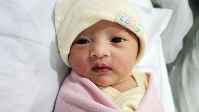 5 Potret Sabrina Anggraini Melahirkan Bayi Perempuan, Diberi Nama Launa ...