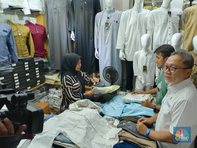Mendag Zulhas Sidak ke Pasar Tanah Abang, Ada Apa? Mendag Zulhas Sidak ke Pasar Tanah Abang, Ada Apa?