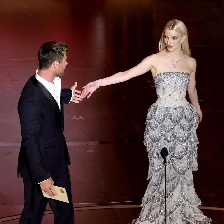 5 Potret Anya Taylor-Joy Gandeng Sang Ayah di Perhelatan Oscar ... 5 Potret Anya Taylor-Joy Gandeng Sang Ayah di Perhelatan Oscar ...