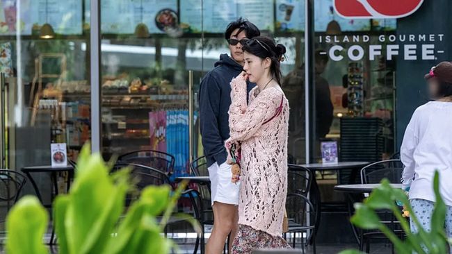 Ekspresi Disorot, 7 Foto Han So Hee & Ryu Jun Yeol Kencan di Hawaii Terungkap