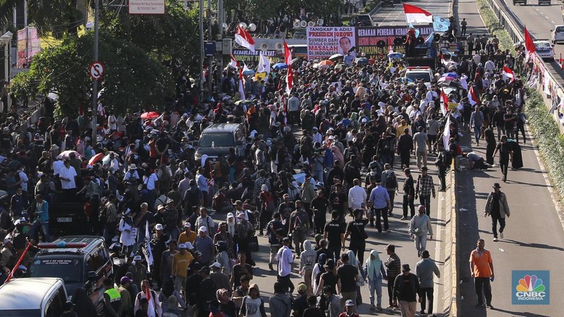 Massa Makin Panas! Aksi Bakar Ban Warnai Demo Pemilu 2024 di Depan DPR