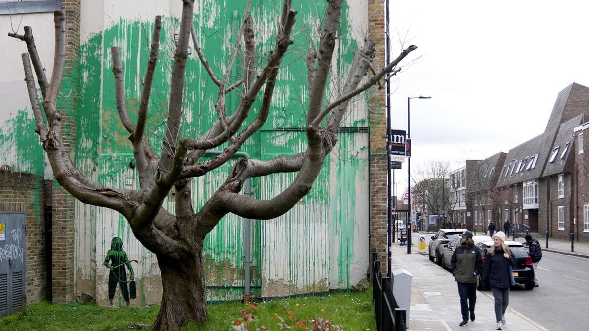 FOTO: Karya Banksy Muncul di London, Bikin Mural Pohon Rindang