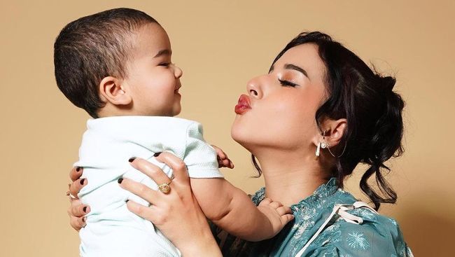 7 Potret Tampan Isa Anak Tasya Farasya yang Wajahnya Mulai ...