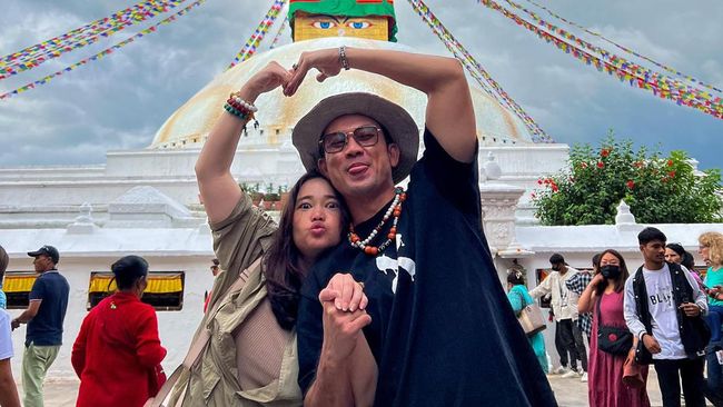 7 Potret Mesra Denny Sumargo & Istri yang sedang Hamil Anak Pertama ...