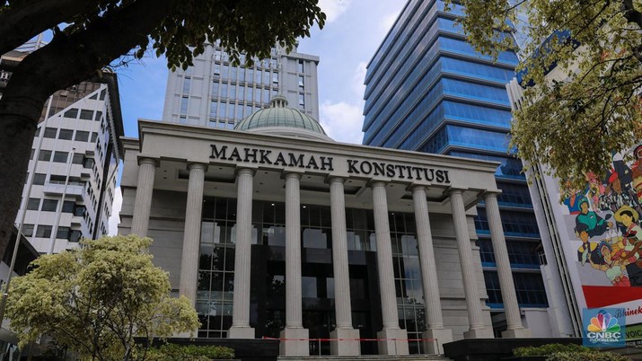Ganjar Doakan Hakim MK Kuat, Anies Siap Hormati Putusan MK