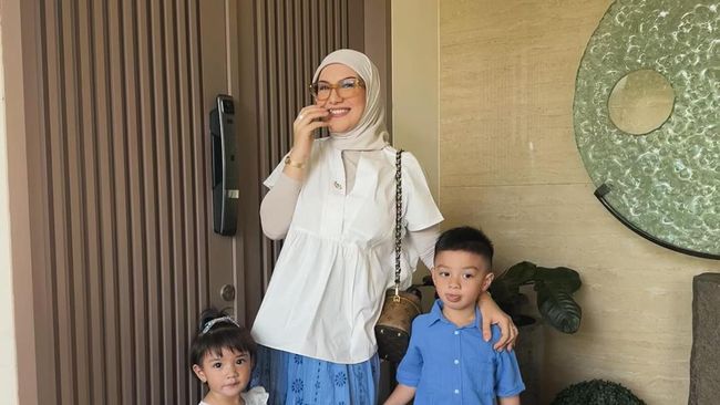 7 Potret Terbaru Irish Bella Bareng Kedua Anaknya, Disebut Makin ...