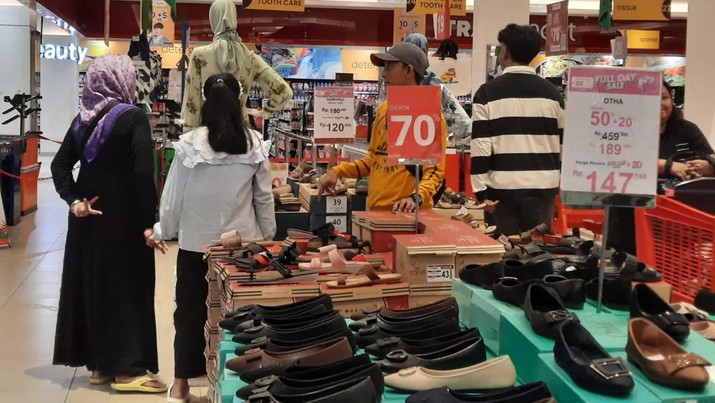 Sepatu & Sandal Diskon Hingga 70% di Transmart Full Day Sale