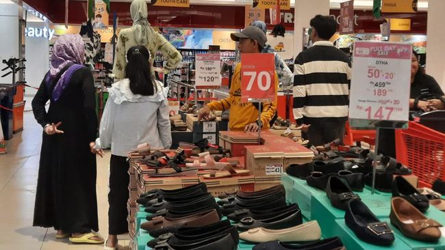 Sepatu & Sandal Diskon Hingga 70% di Transmart Full Day Sale