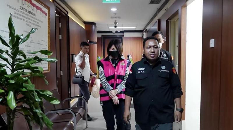 Detik-Detik Crazy Rick Helena Lim Ditahan Kejagung, Tangan Diborgol