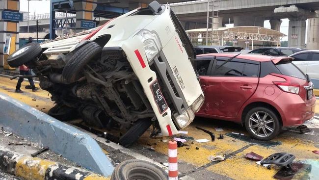 Kronologi Kecelakaan Beruntun di Gerbang Tol Halim, Ini Biang Keroknya Kronologi Kecelakaan Beruntun di Gerbang Tol Halim, Ini Biang Keroknya