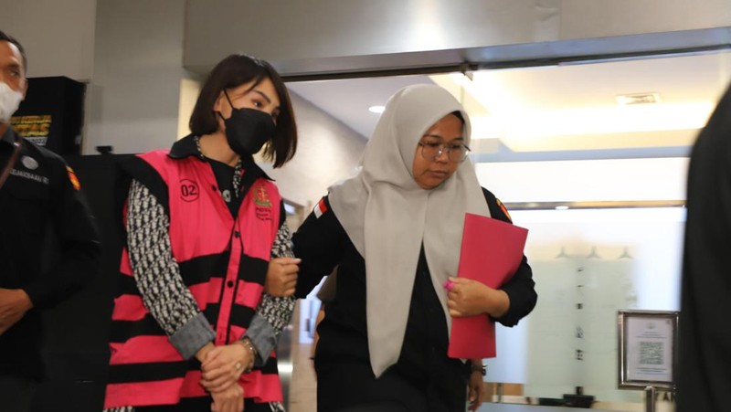 Detik-Detik Crazy Rick Helena Lim Ditahan Kejagung, Tangan Diborgol