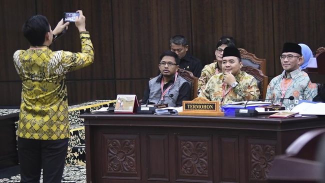 KPU Minta MK Tolak Gugatan Pilpres Anies-Muhaimin KPU Minta MK Tolak Gugatan Pilpres Anies-Muhaimin