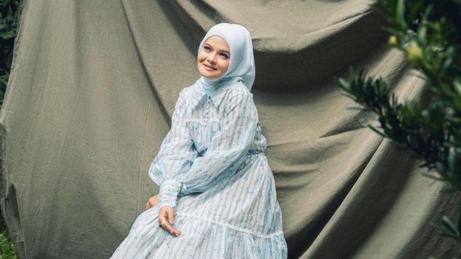 Jarang Tersorot usai Hijrah, Intip 7 Potret Penyanyi Terry yang Awet Muda - Foto 1