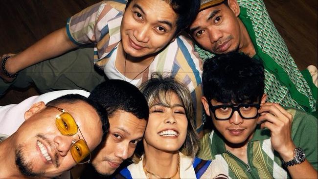 Reaksi Maliq Dan Dessentials Soal Lagu Kita Bikin Romantis Viral Di ...